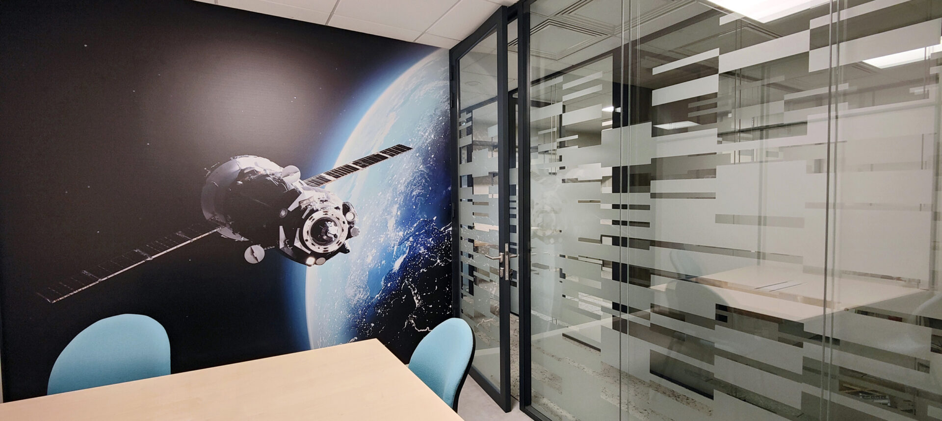 Fresque murale et vitrophanie pour les bureaux Safran, Caen